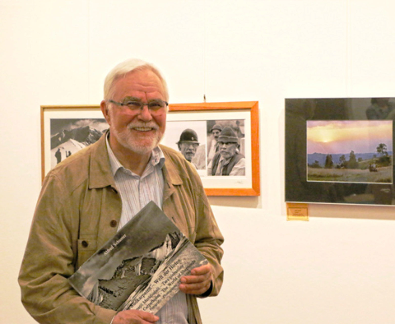 Dr. Alfred Schuster zeigt im bayerischen Glonn seine Karpatenfotos ...
