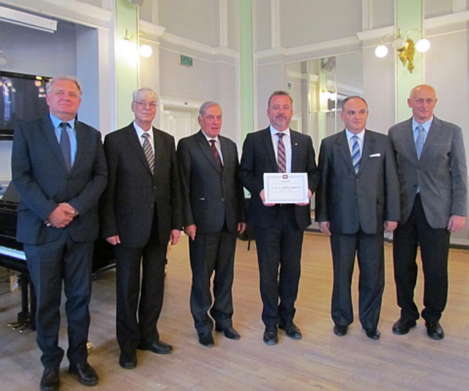 Goldene Ehrennadel des DFDR für Bernd Fabritius - Siebenbuerger.de