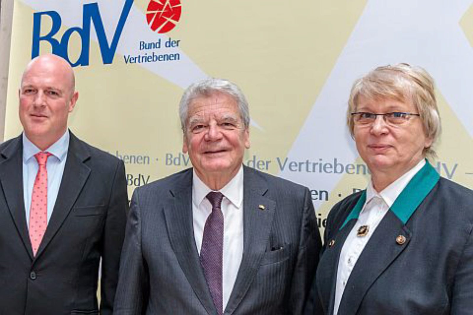 BdV-Ehrenplakette an Altbundespräsident Joachim Gauck - Siebenbuerger.de
