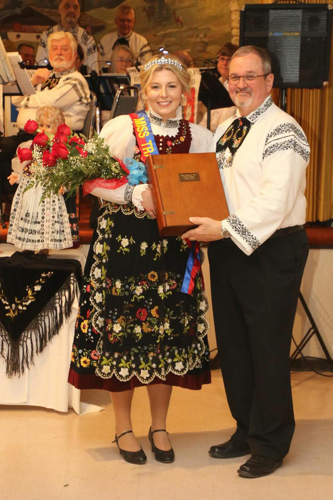 Landsleute in Kanada: Trachtenball und Kür der Miss Transylvania ...