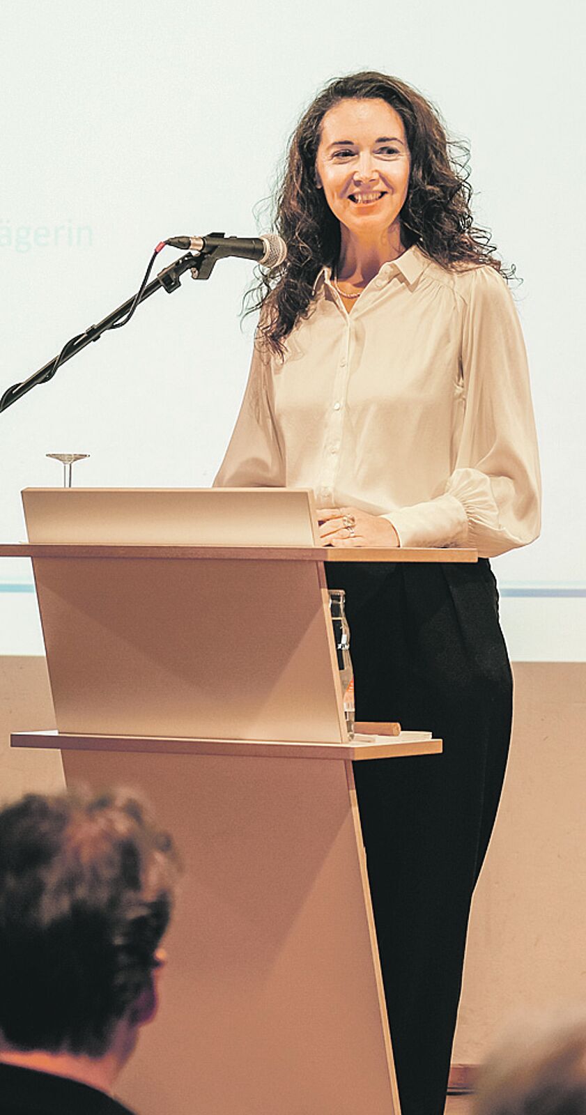 Der Chamisso-Preis 2023 wurde an die siebenbürgische Autorin Iris Wolff ...