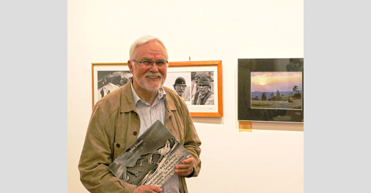 Dr. Alfred Schuster zeigt im bayerischen Glonn seine Karpatenfotos ...