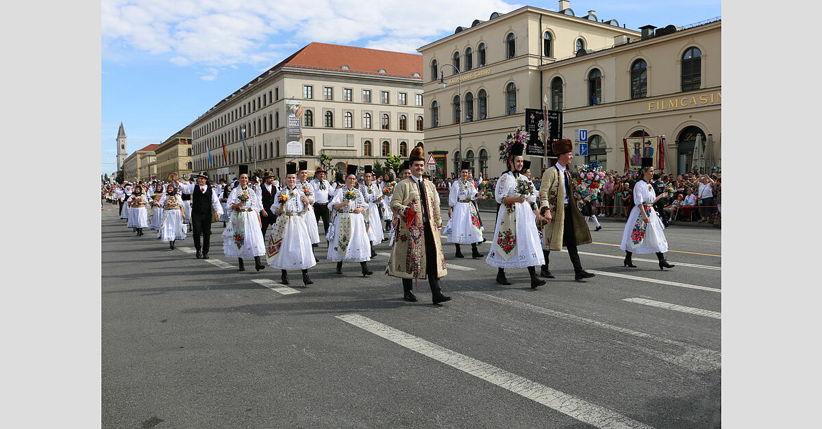 Trachtenträger der HOG Rode und Original Siebenbürger Blaskapelle ...